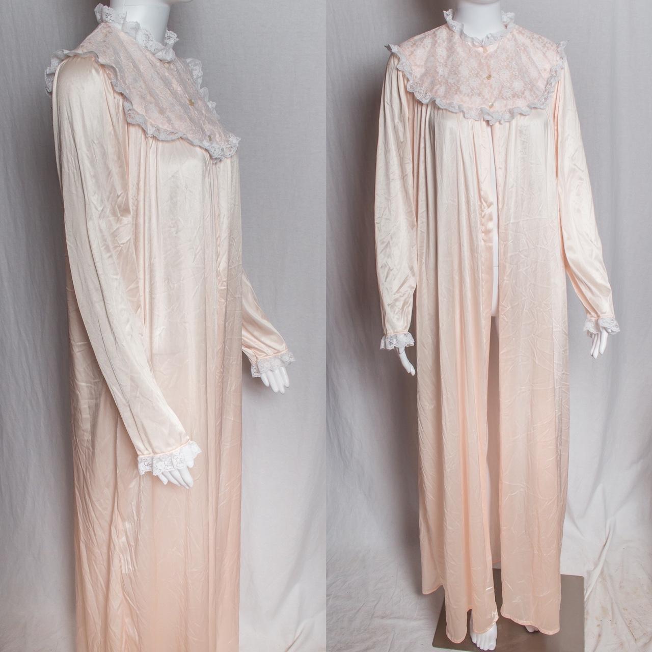 Gorgeous, peachy pink colored, vintage robe or... - Depop