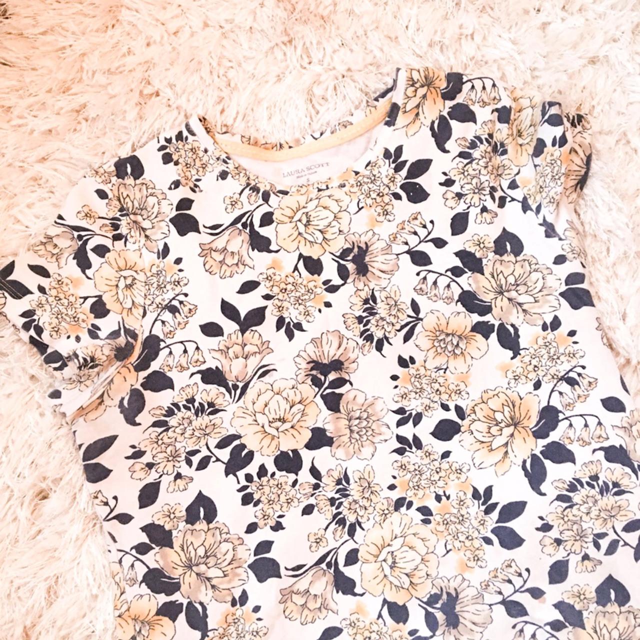 Super cute Laura Scott floral shirt Has a little... - Depop