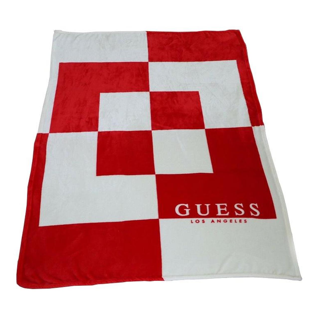 🔺RARE🔺 Guess Los Angeles Plush Blanket ⬜️ White &... - Depop