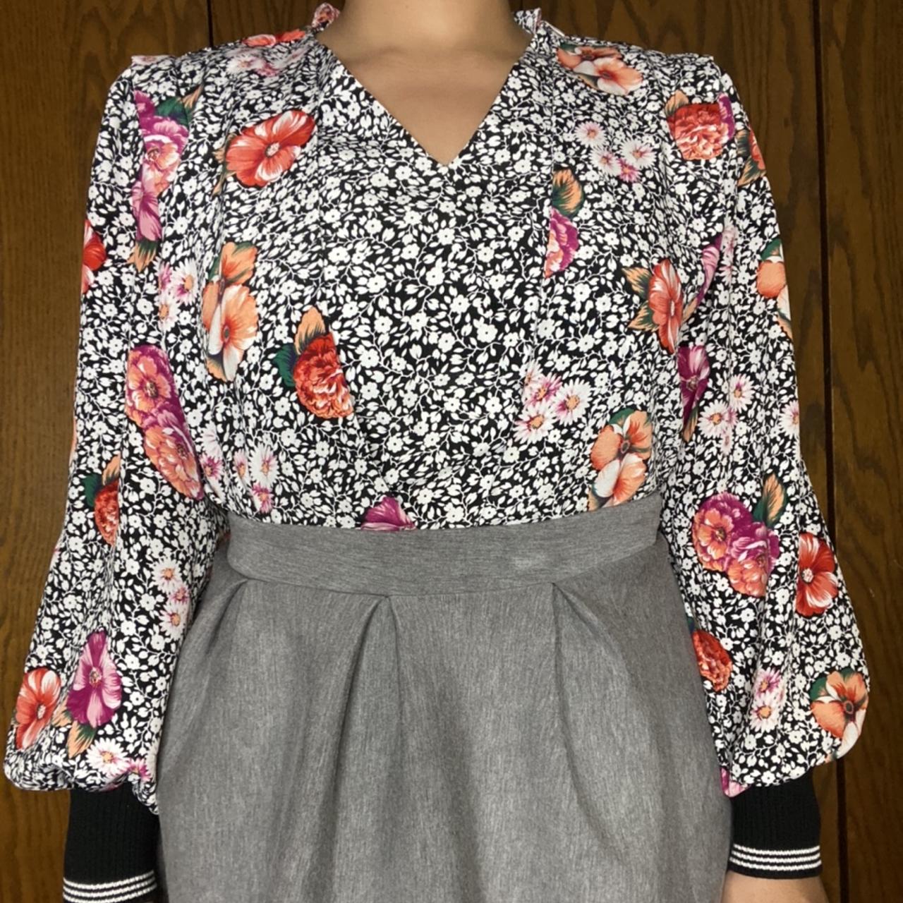 Vintage floral blouse by Evanna Preppy sleeve cuffs... - Depop