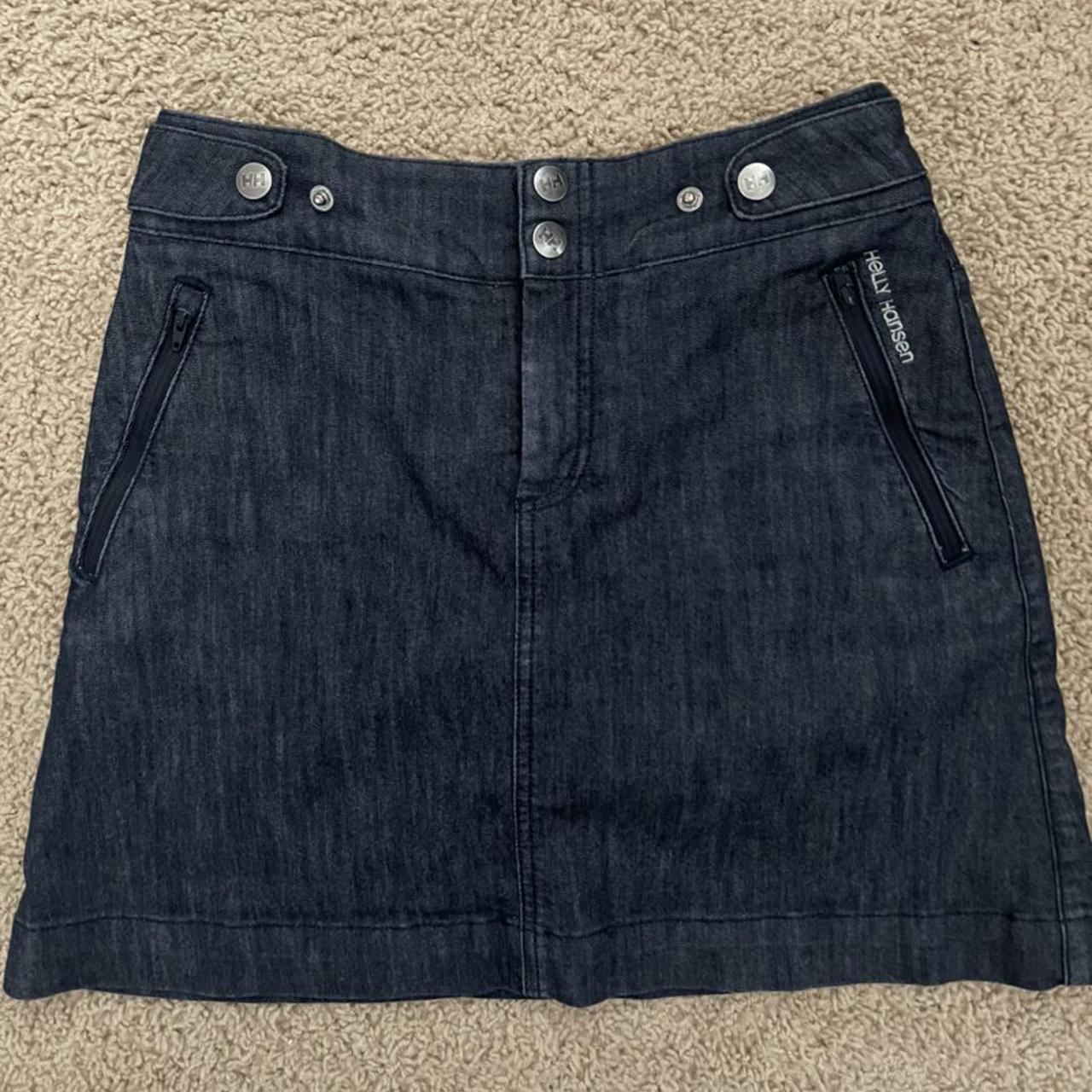 in true DMV fashion... VERY cute Helly Hansen... - Depop