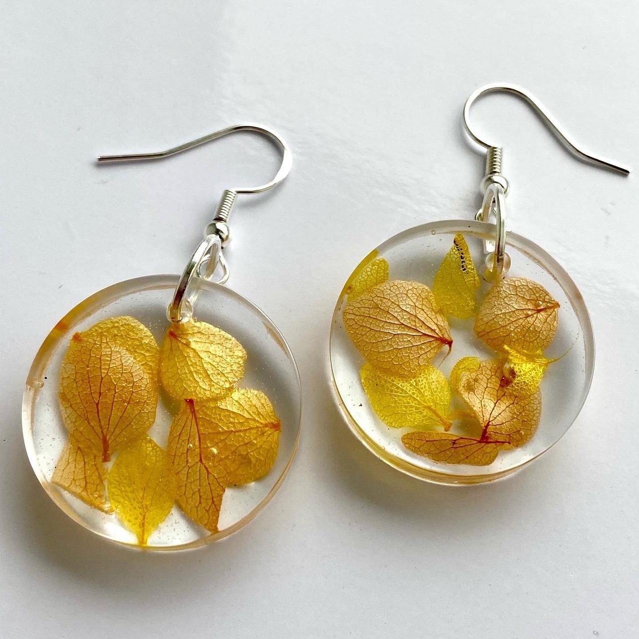 Pressed flower resin earrings round Flowers 🧡... - Depop