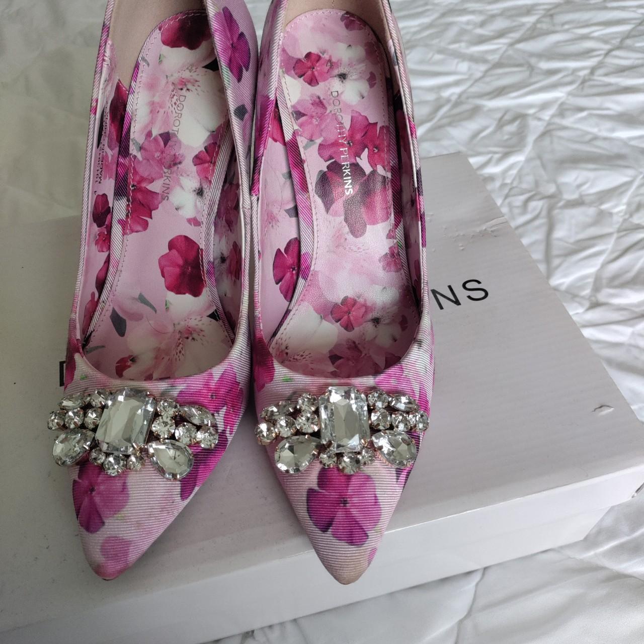 Women's Pink Courts | Depop