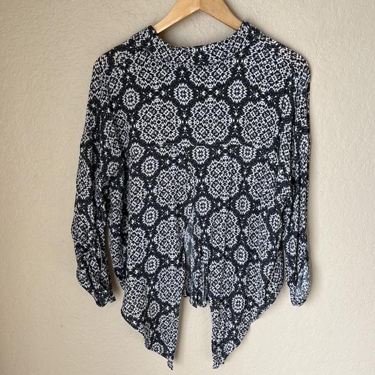 En Creme printed split back blouse Excellent... - Depop