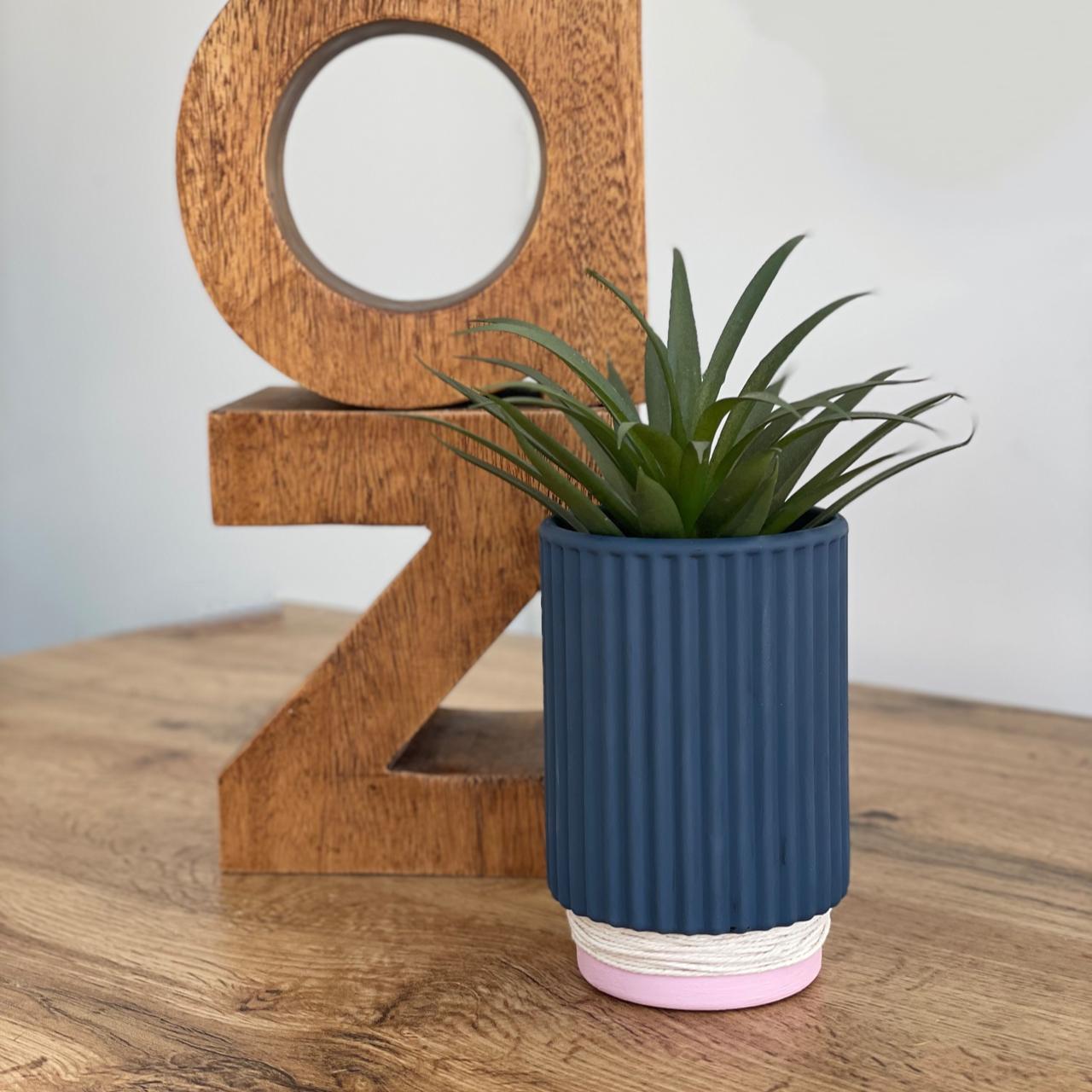 Hand-painted ribbed glass vase that's simplistic but... - Depop