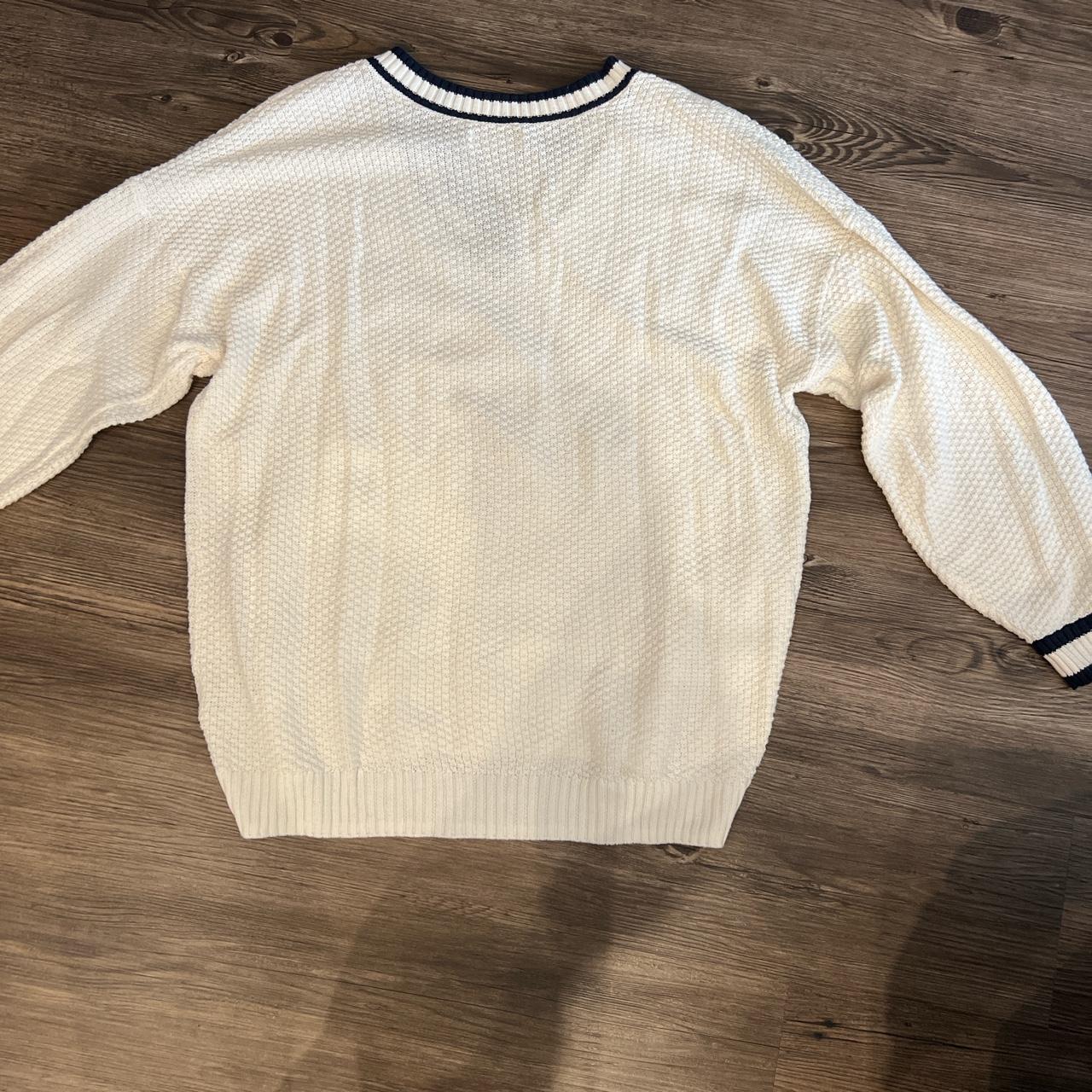 Hollister super cute and comfortable sweater Size L... - Depop