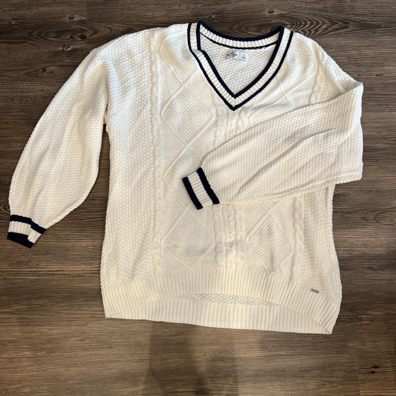 Hollister super cute and comfortable sweater Size L... - Depop