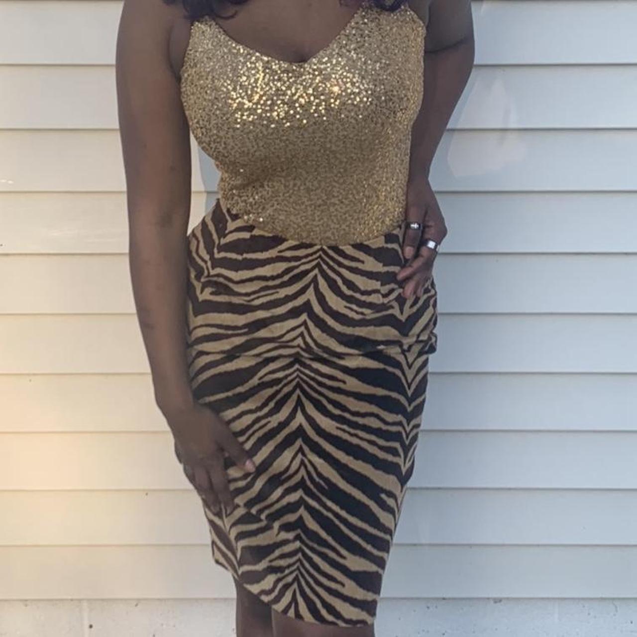 Gold tank top w spaghetti straps . Gold sparkly... - Depop