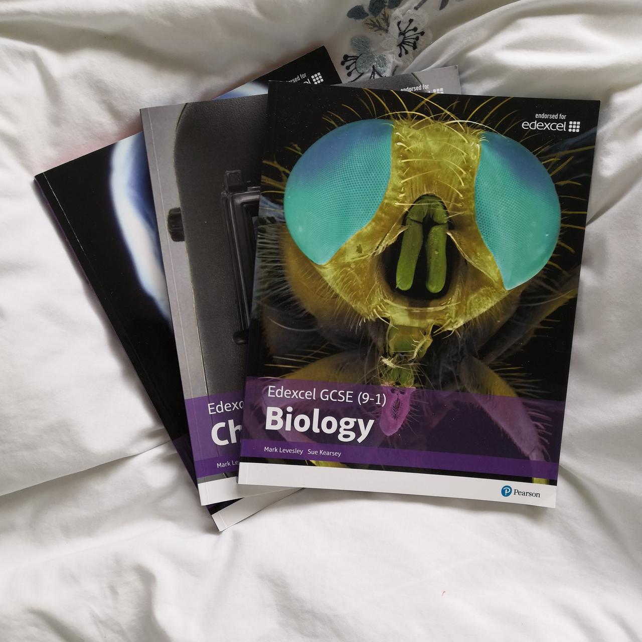 Edexcel biology, physics and biology textbooks BUY... - Depop