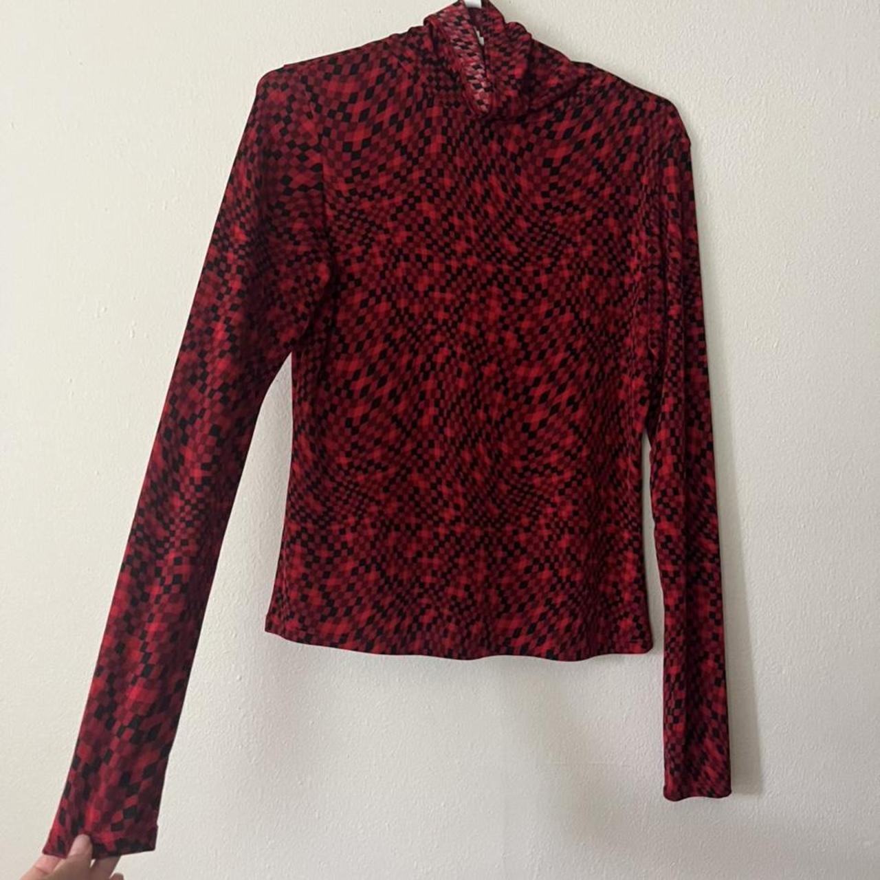 Psychedelic red and black checkered slinky turtle neck - Depop
