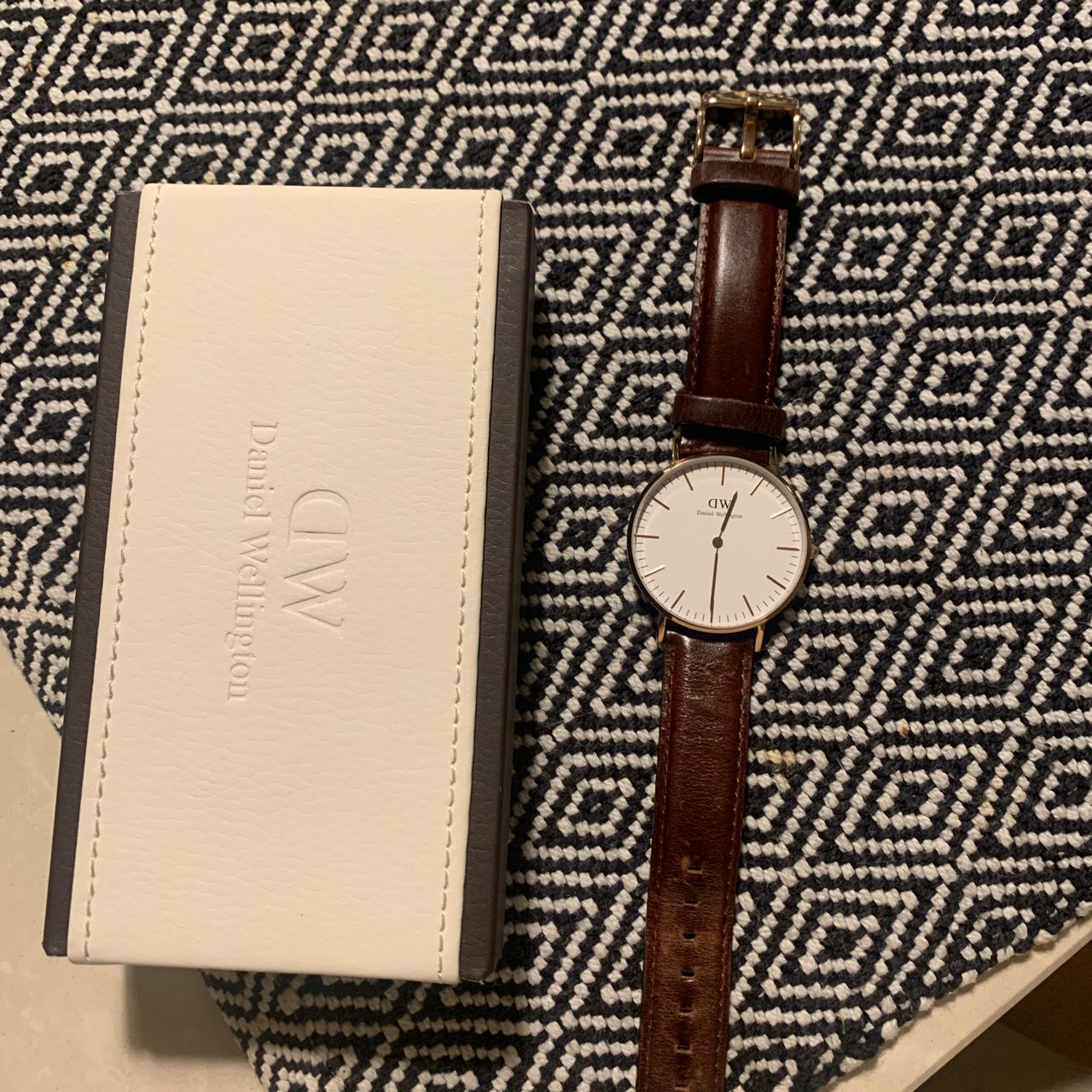 Daniel Wellington Uhr mit Lederband Sehr guter... - Depop