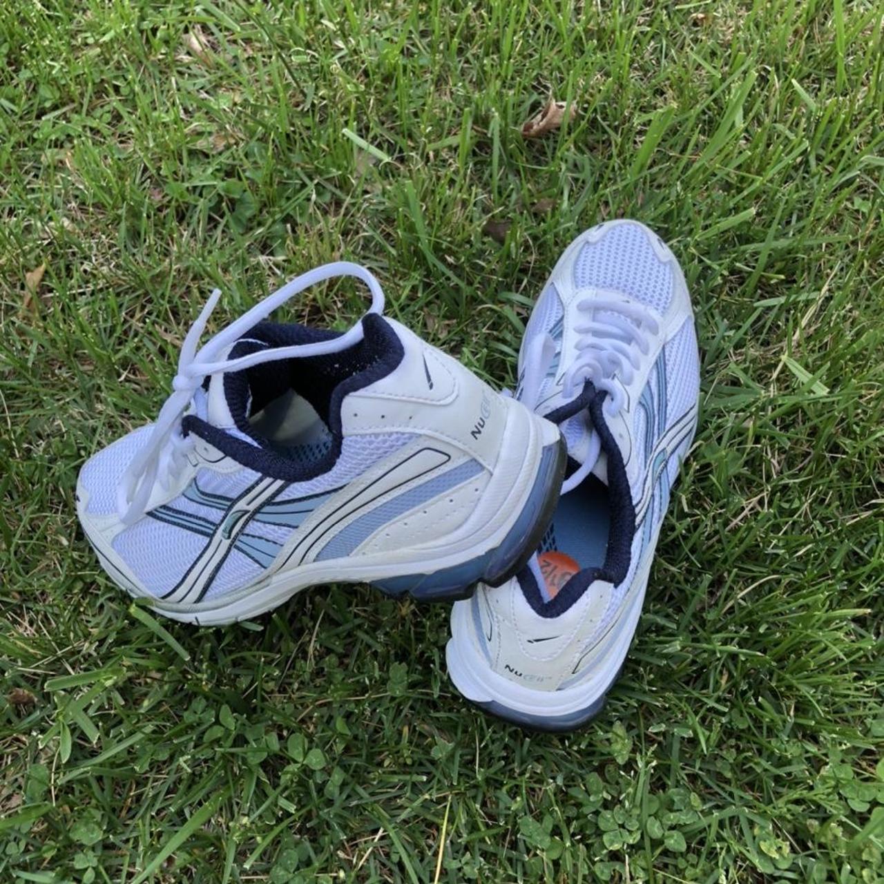 La Gear Lace up Walking/Running Shoes Size is 9.5 In... - Depop