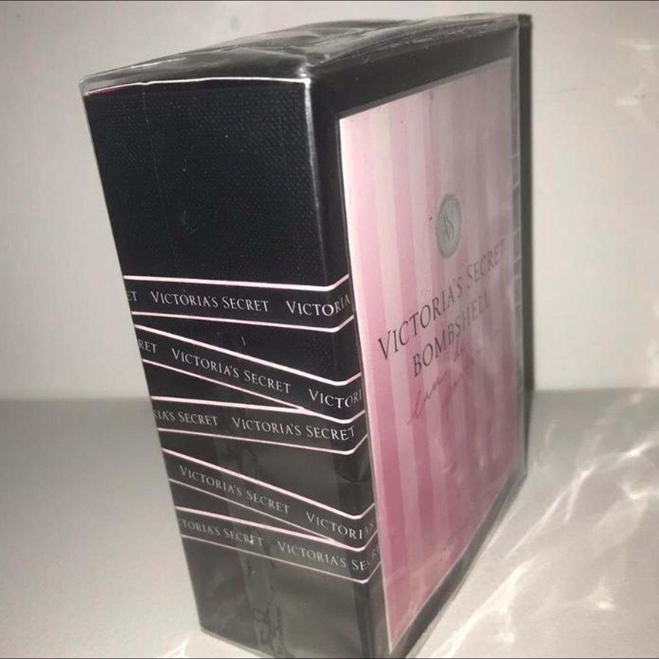 VICTORIAS SECRET BOMBSHELL EAU DE PARFUM 50ml FREE... | Depop