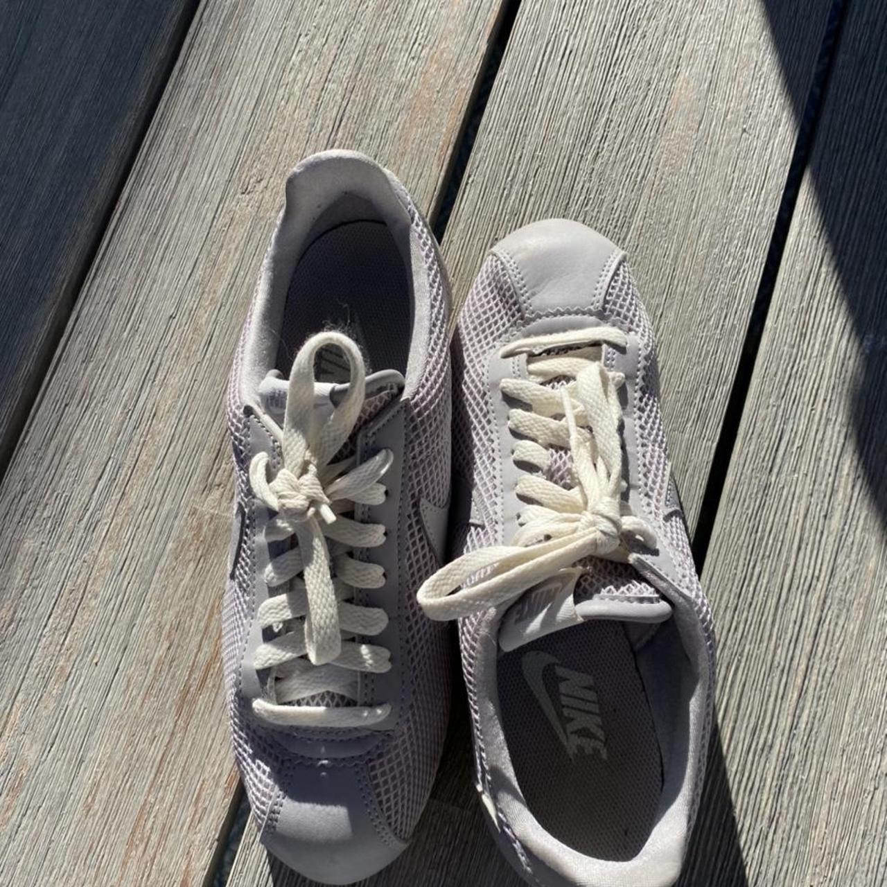 Nike Women's Grey and White Trainers | Depop