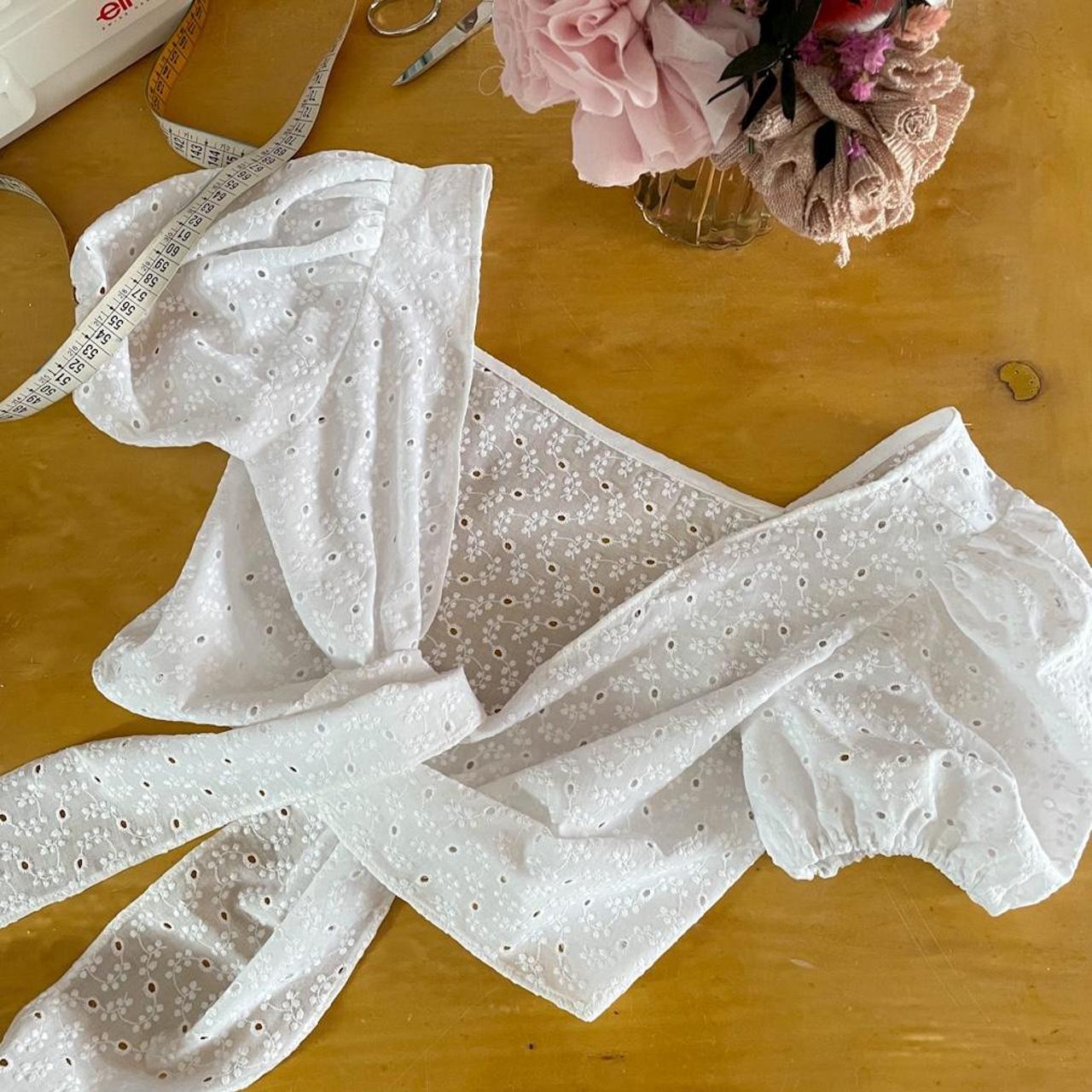 Iris crop top In pizzo san Gallo bianco, il crop... - Depop