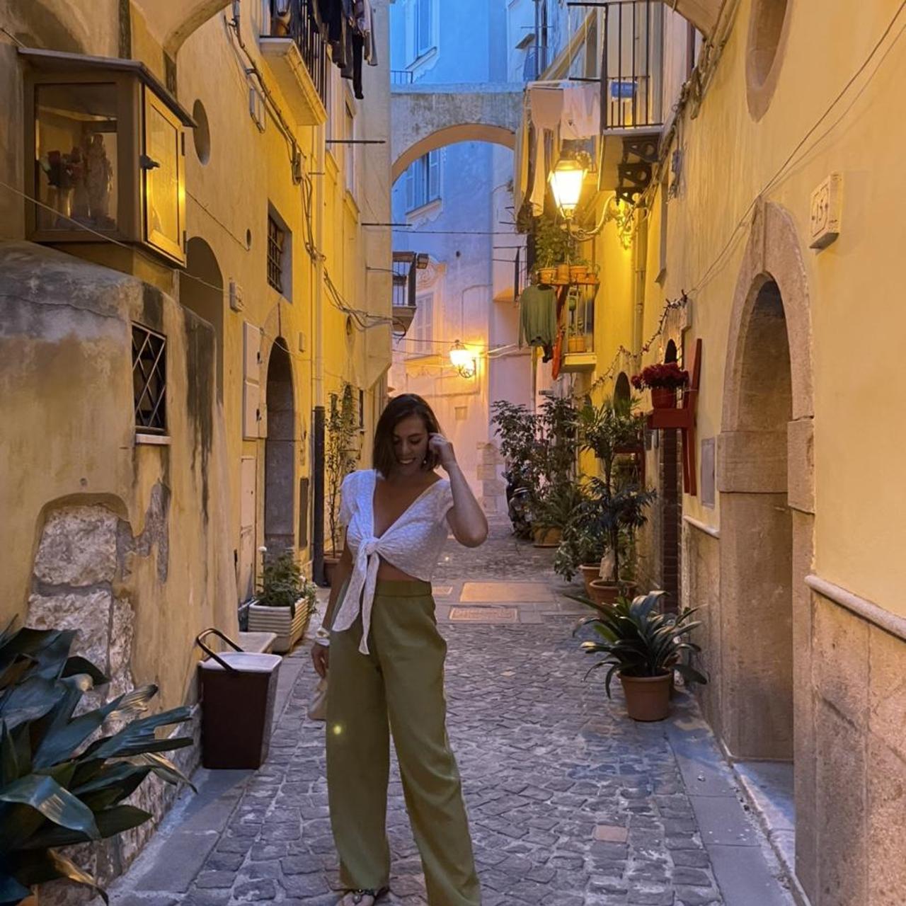 Iris crop top In pizzo san Gallo bianco, il crop... | Depop