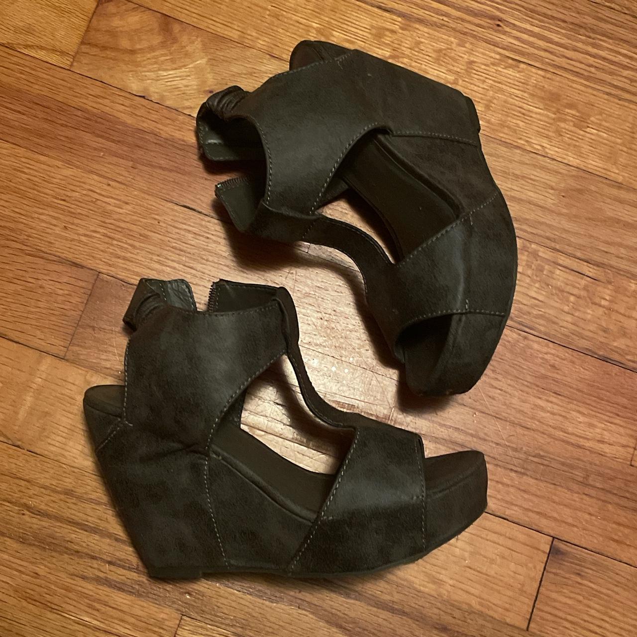 Super cute, super chunky dark heather grey wedge zip... - Depop