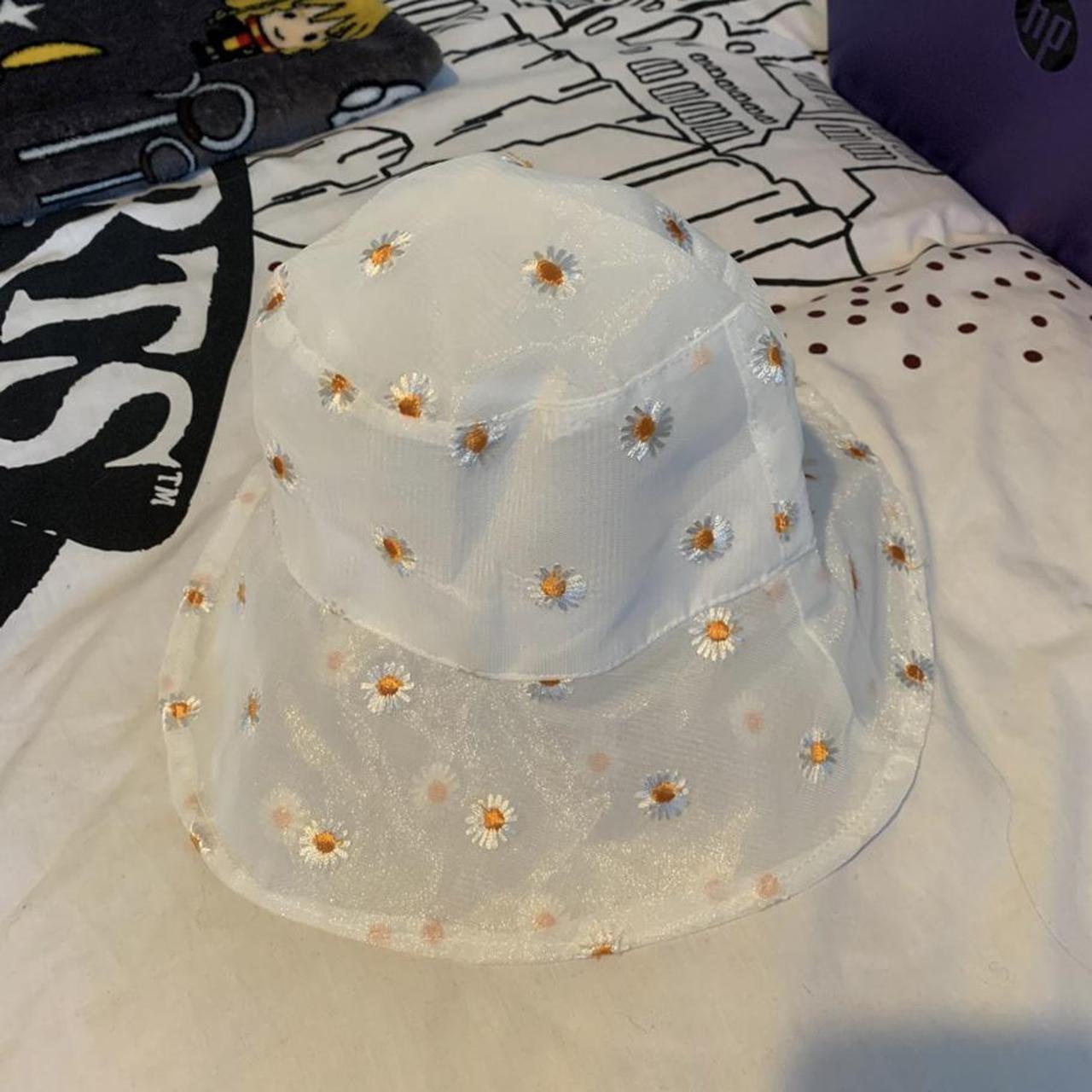 Cute daisy print bucket hat from Shein. Never worn - Depop