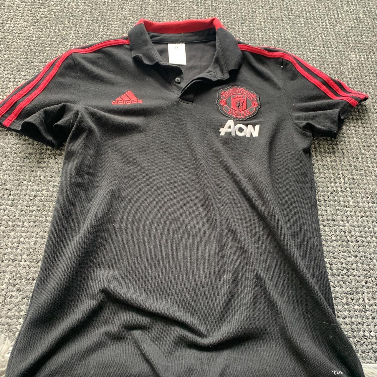 Official Manchester United polo shirt Size small man - Depop