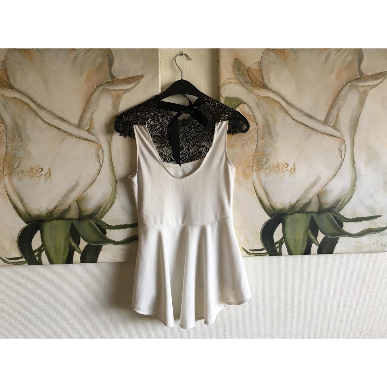 Topje met lint aan de achterkant, rug laag... - Depop