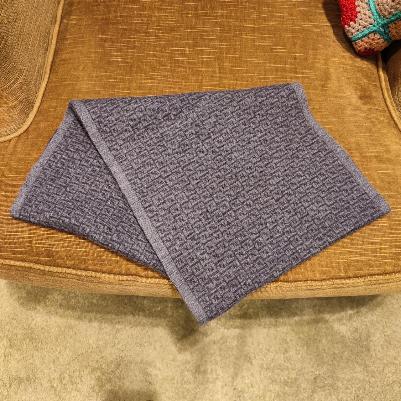 AC087 Scaldacollo Fendi logato, colori grigio e... - Depop