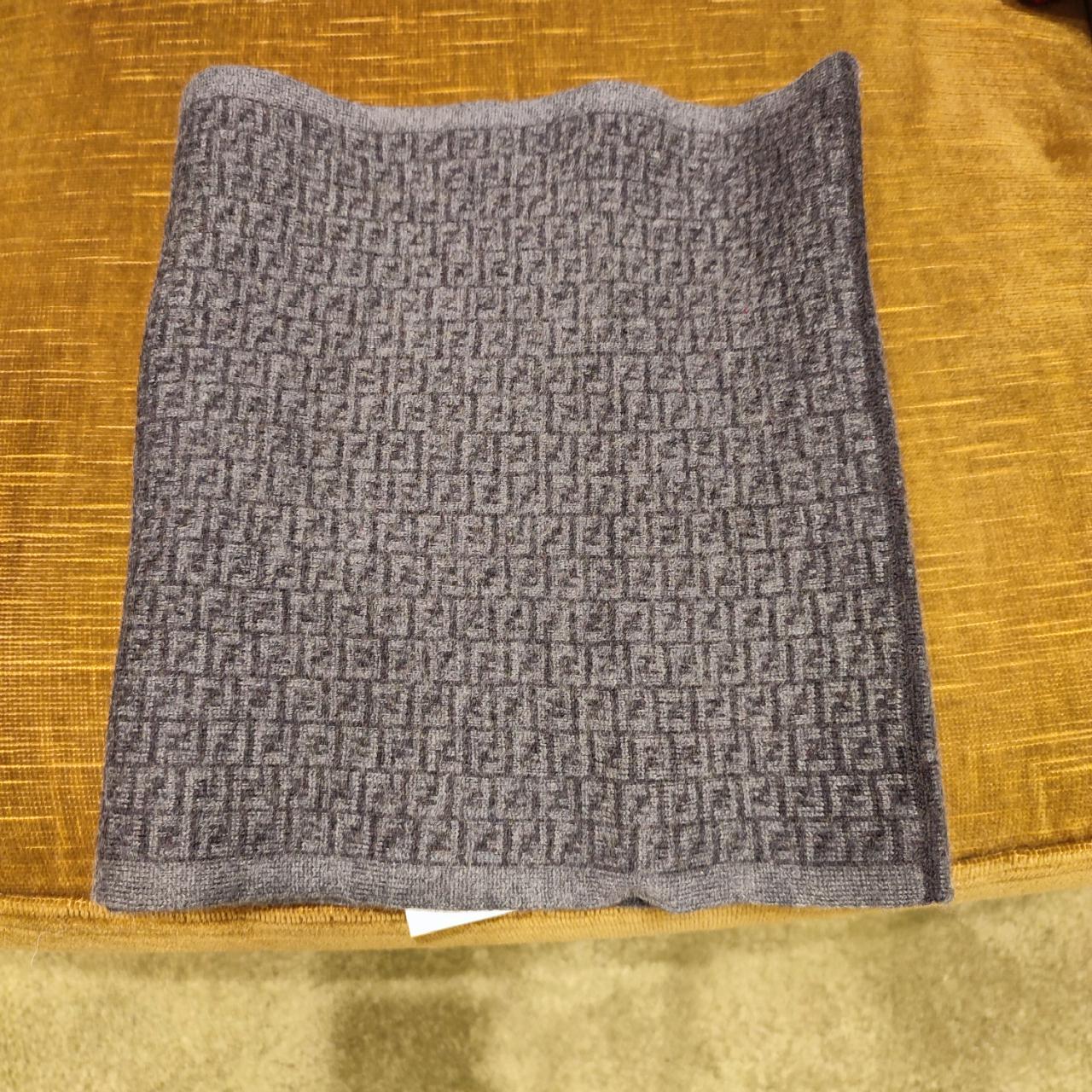 AC087 Scaldacollo Fendi logato, colori grigio e... - Depop