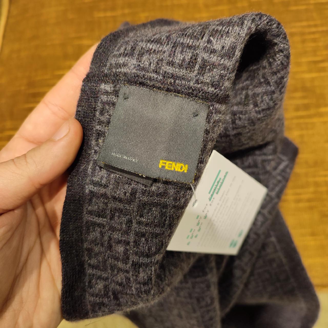 AC087 Scaldacollo Fendi logato, colori grigio e... - Depop