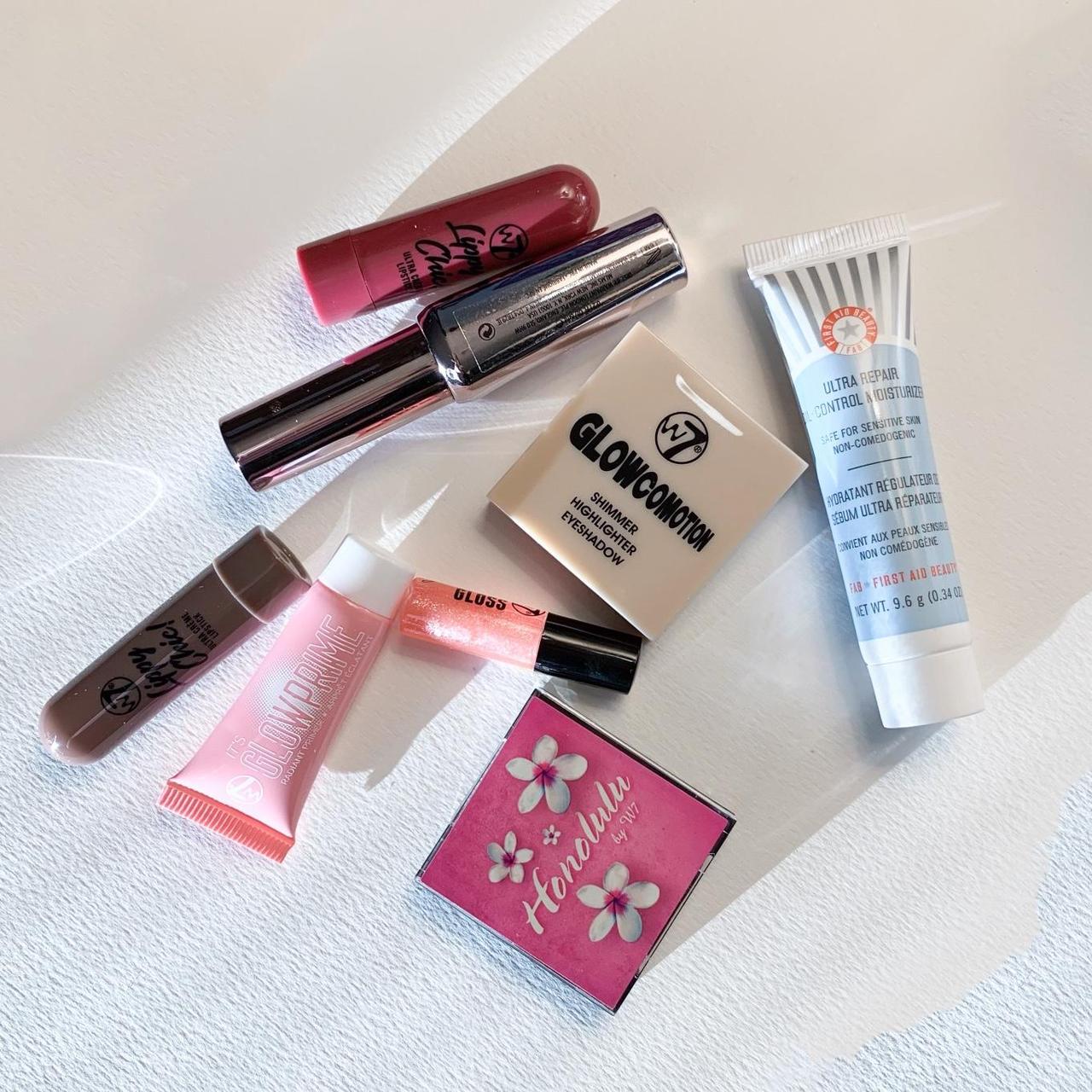 Mini makeup bundle W7 bronzer W7 highlight... - Depop