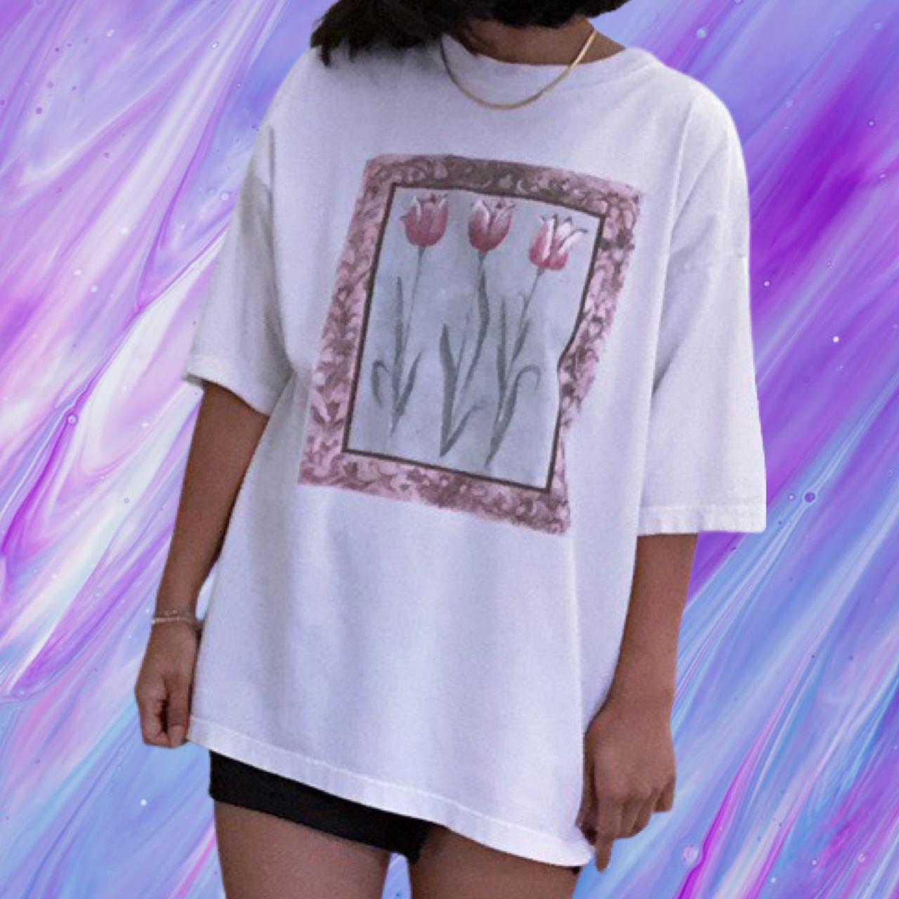 Vtg Y2K CHIC Floral T-shirt •Size One Size Fits... - Depop