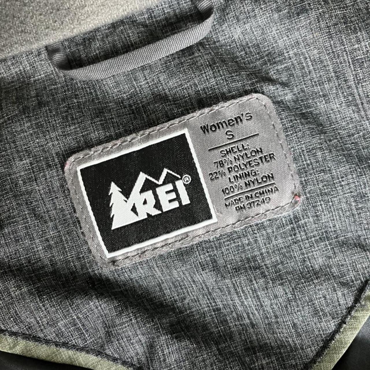 REI belted raincoat 🍓🎧 gray hearhered REI raincoat... - Depop