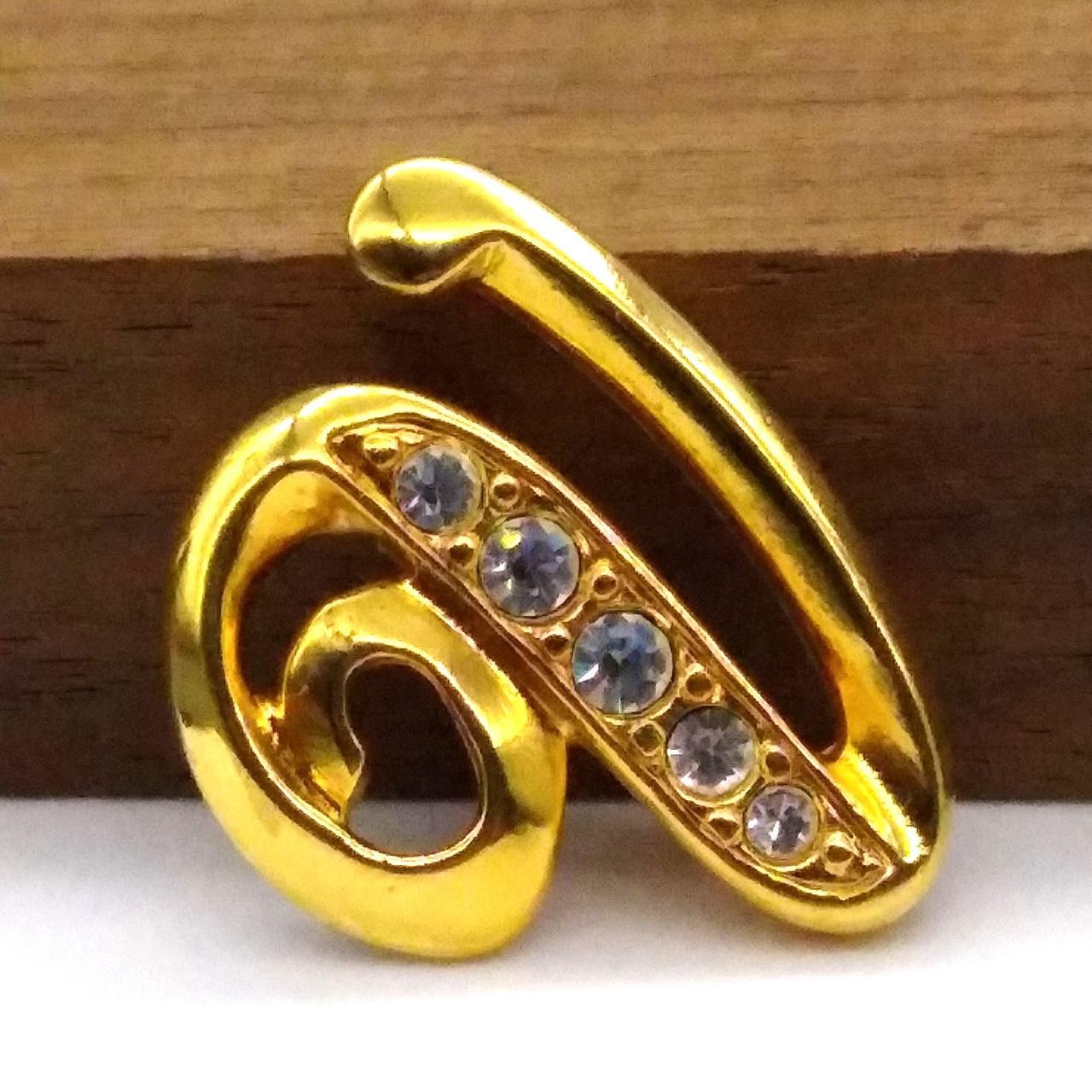 Avon Women's Gold Jewellery | Depop