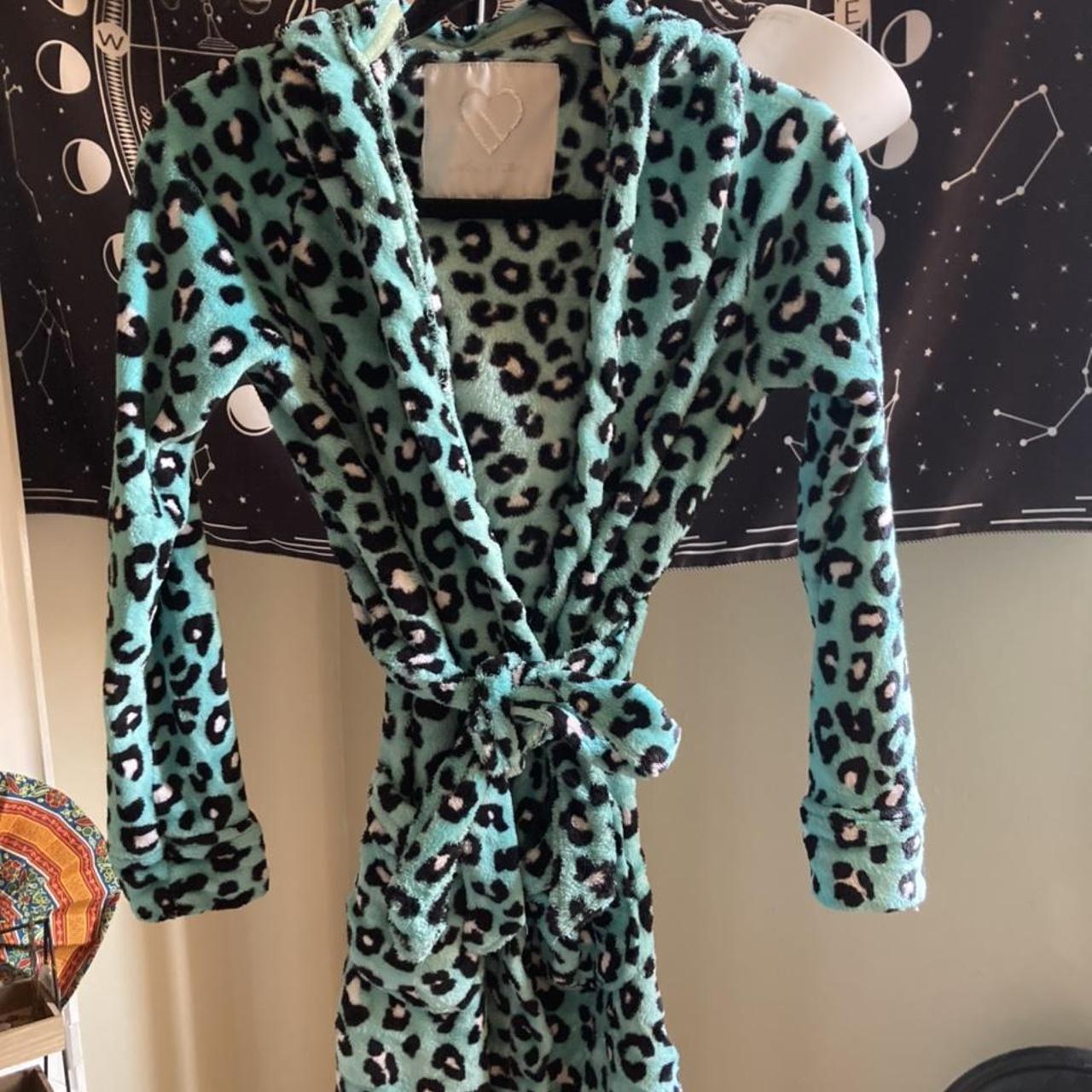 HOODED CHEETAH BATH ROBE 🧼 very sweet, thrift... - Depop