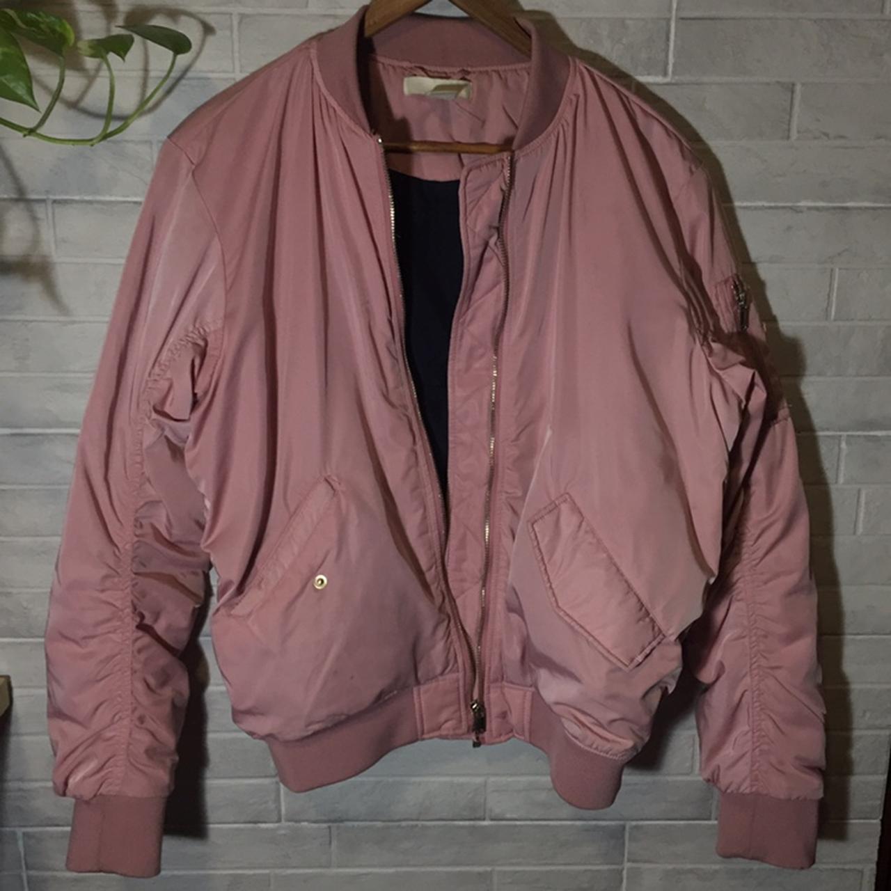Bomber jacket rosa chiaro imbottito e mediamente... - Depop