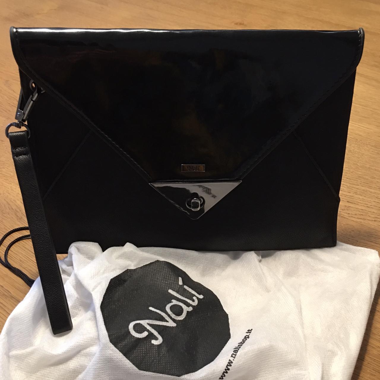 Bustina in ecopelle e vernice colore nero, marca... - Depop