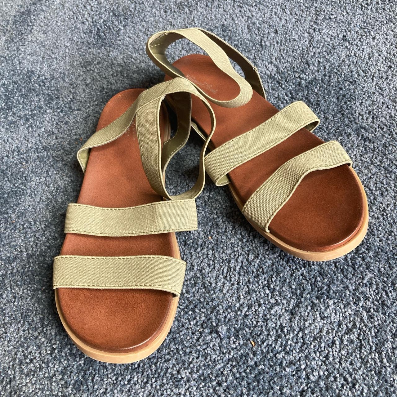 Universal Thread Women's Green and Burgundy Sandals | Depop