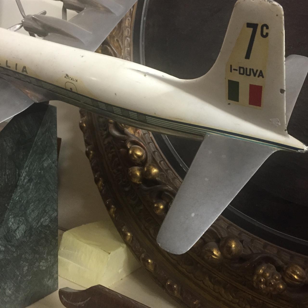 Modellino aereo Alitalia tutto di metallo con base... - Depop