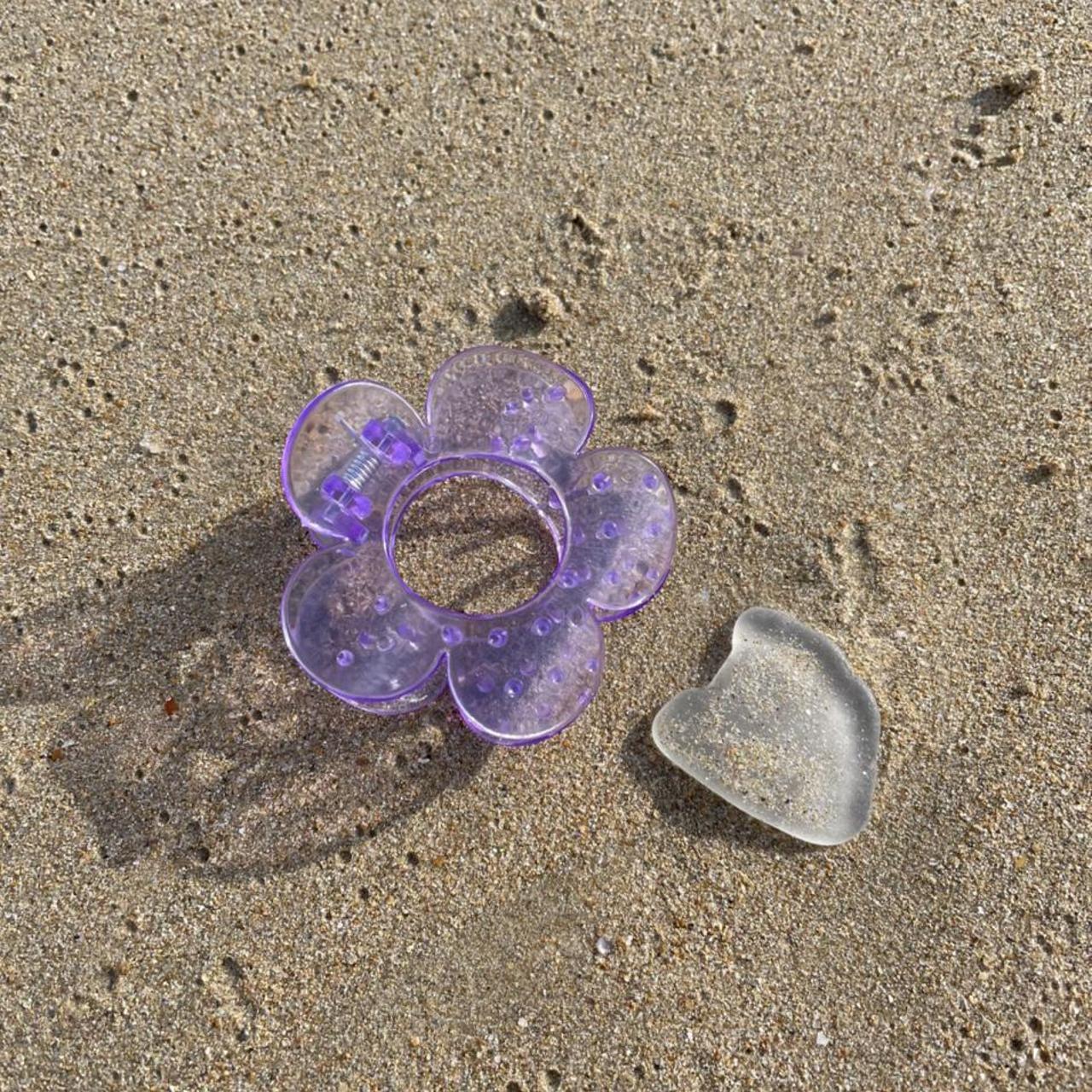 The cutest 90’s deadstock flower power hair claw!!... - Depop