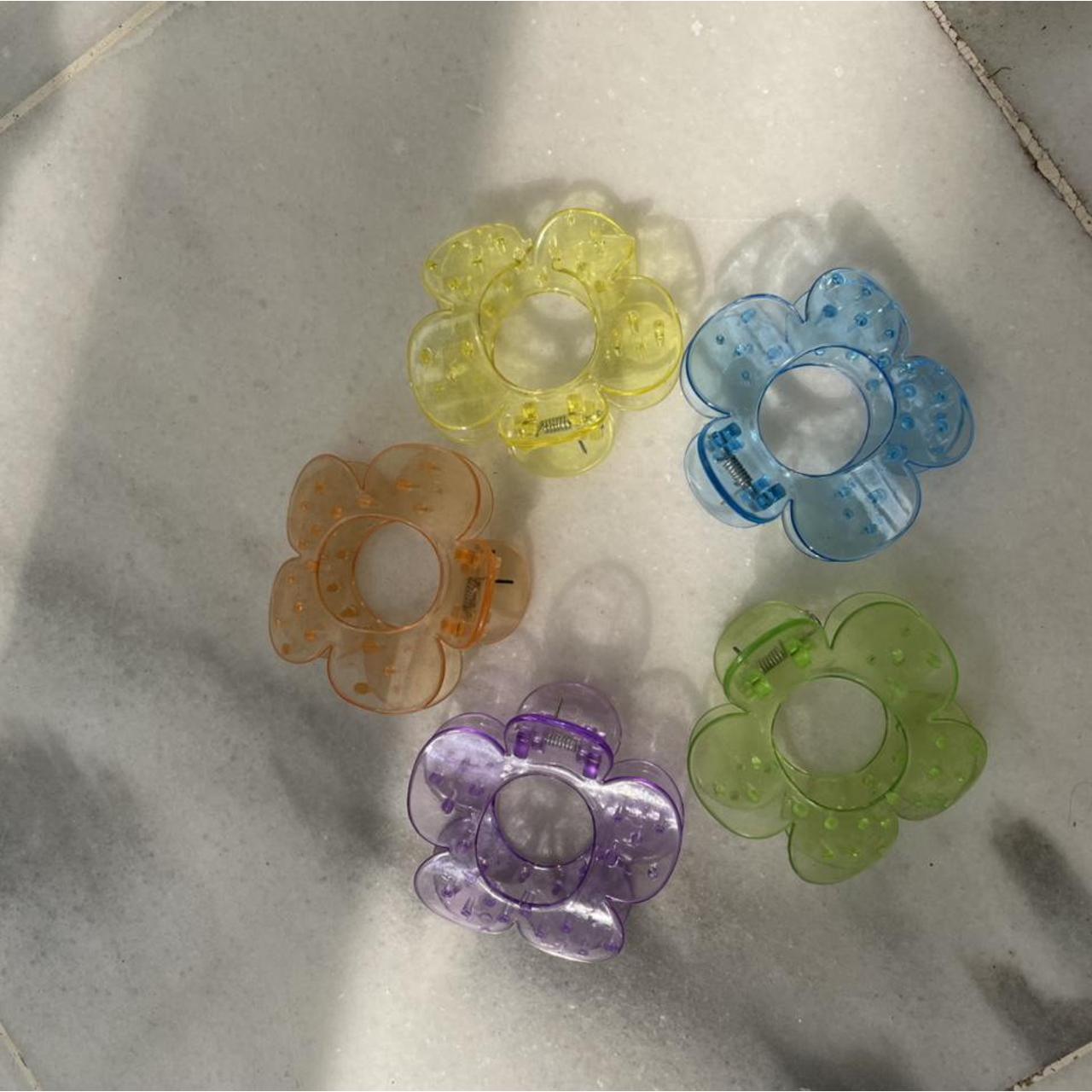 The cutest 90’s deadstock flower power hair claw!!... - Depop