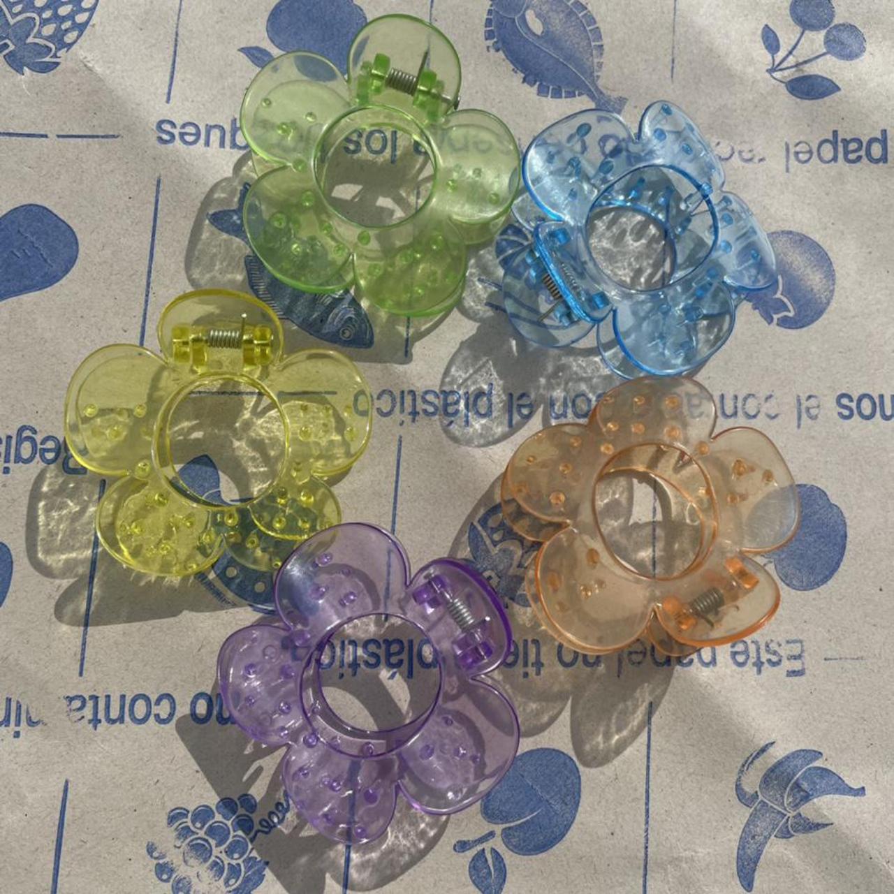 The cutest 90’s deadstock flower power hair claw!!... - Depop