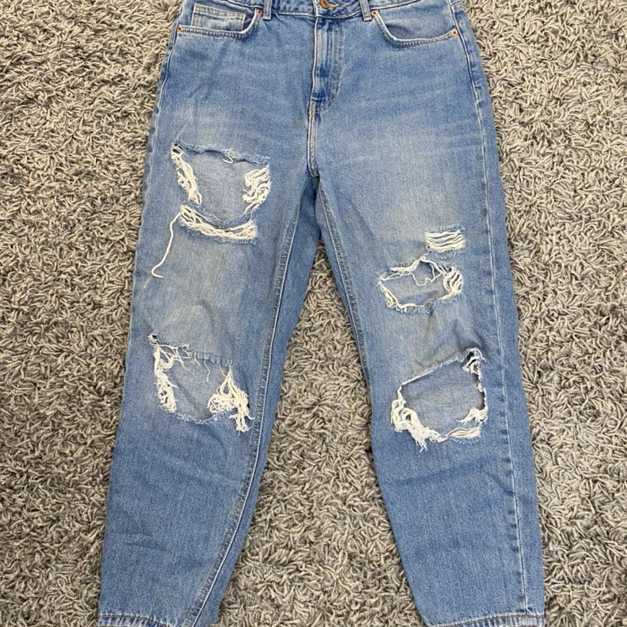 Forever 21 ripped denim jeans slight discoloration... - Depop