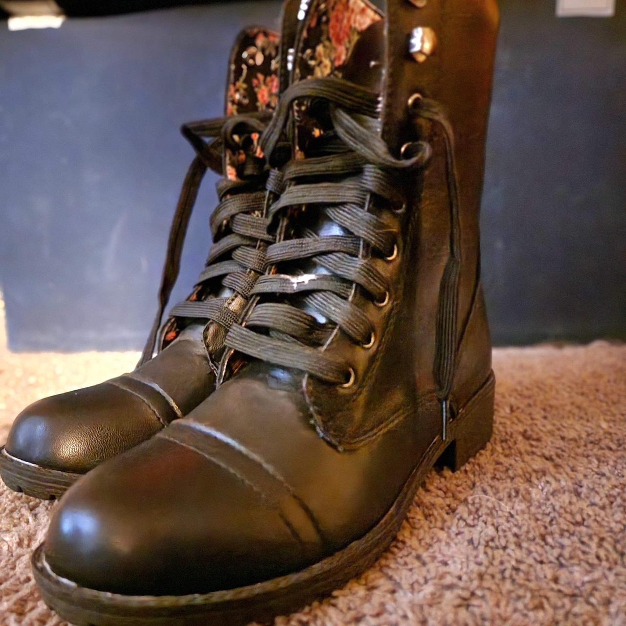 Hot Topic Women's Pink and Black Boots | Depop