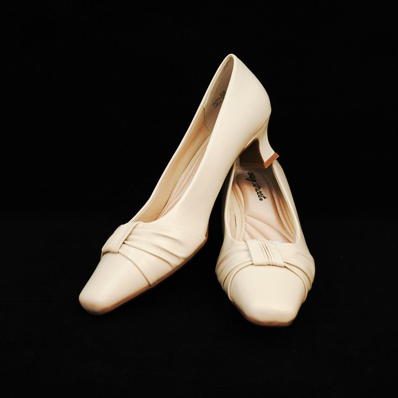 Easy Street Women's Cream Courts | Depop