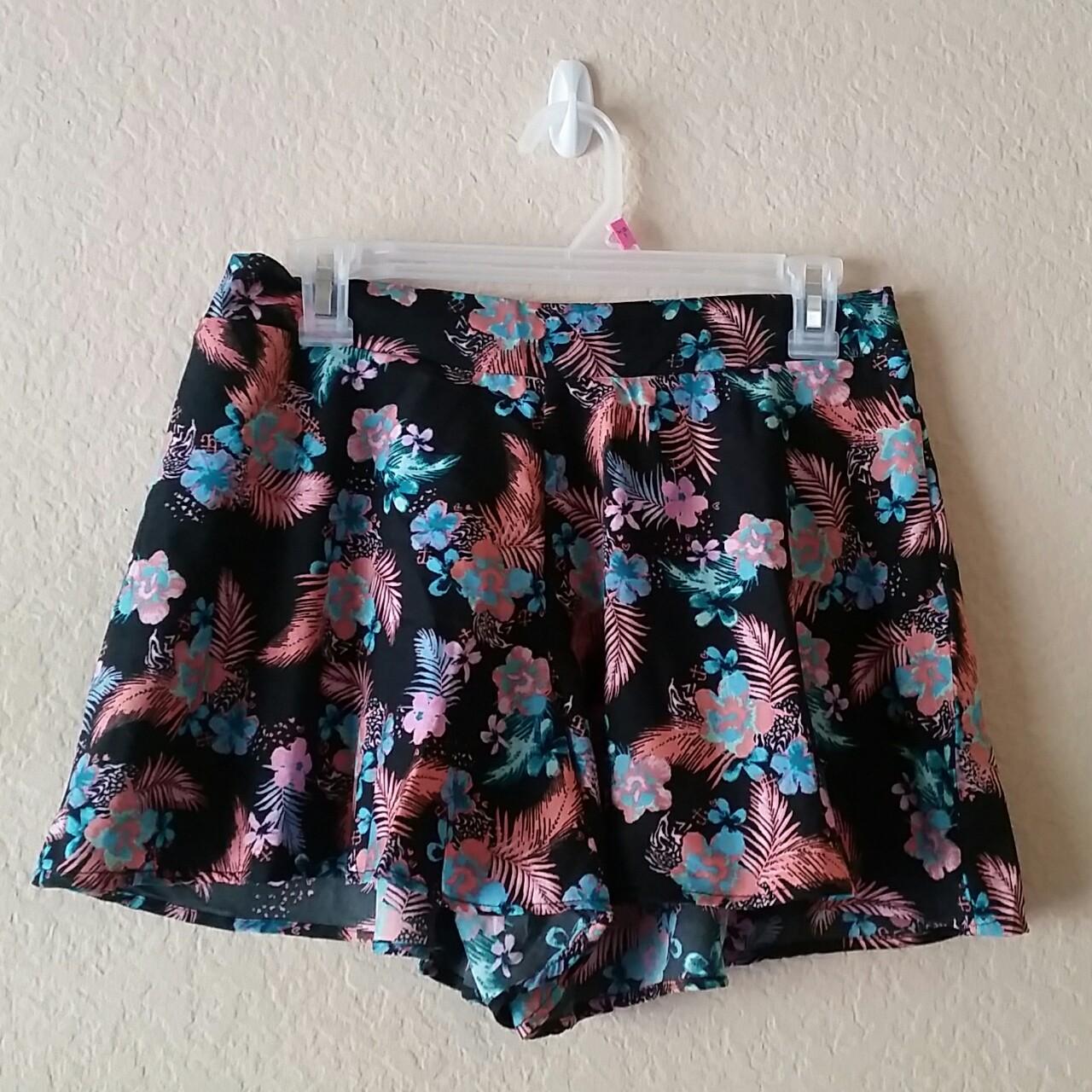 Floral flowy shorts. Looks like a skirt! Runs big —... - Depop