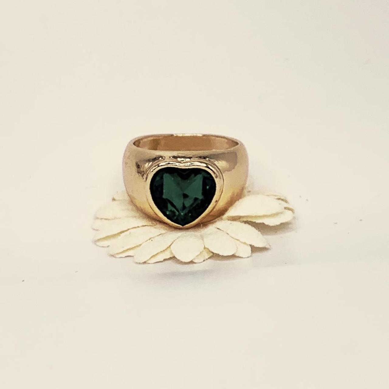 Boho chic Emerald green heart ring Size 6 Width:... - Depop