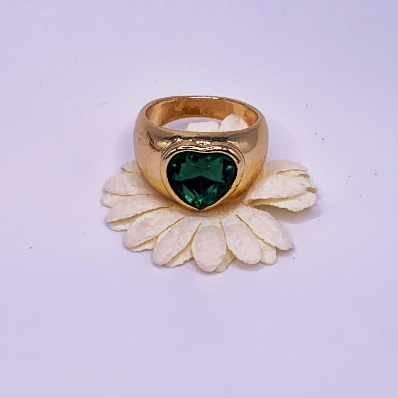 Boho chic Emerald green heart ring Size 6 Width:... - Depop