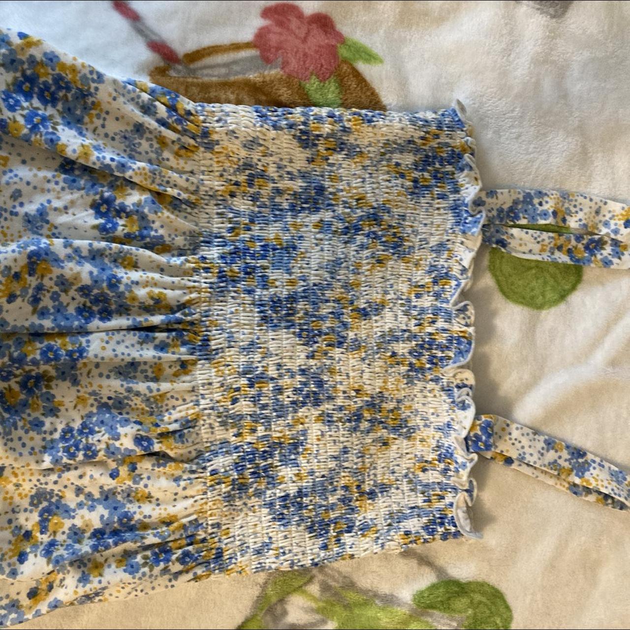 super cute preppy tank sculpts you nicely size... - Depop