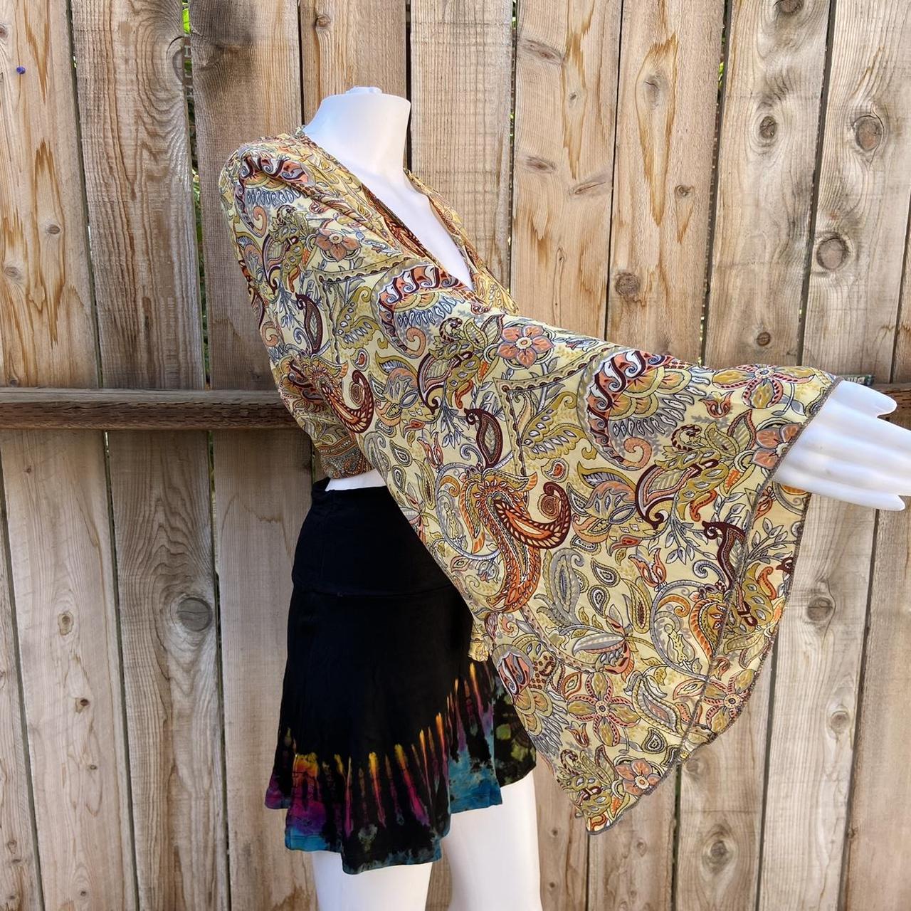 Beautiful 70s inspired top with gorgeous repeating... - Depop