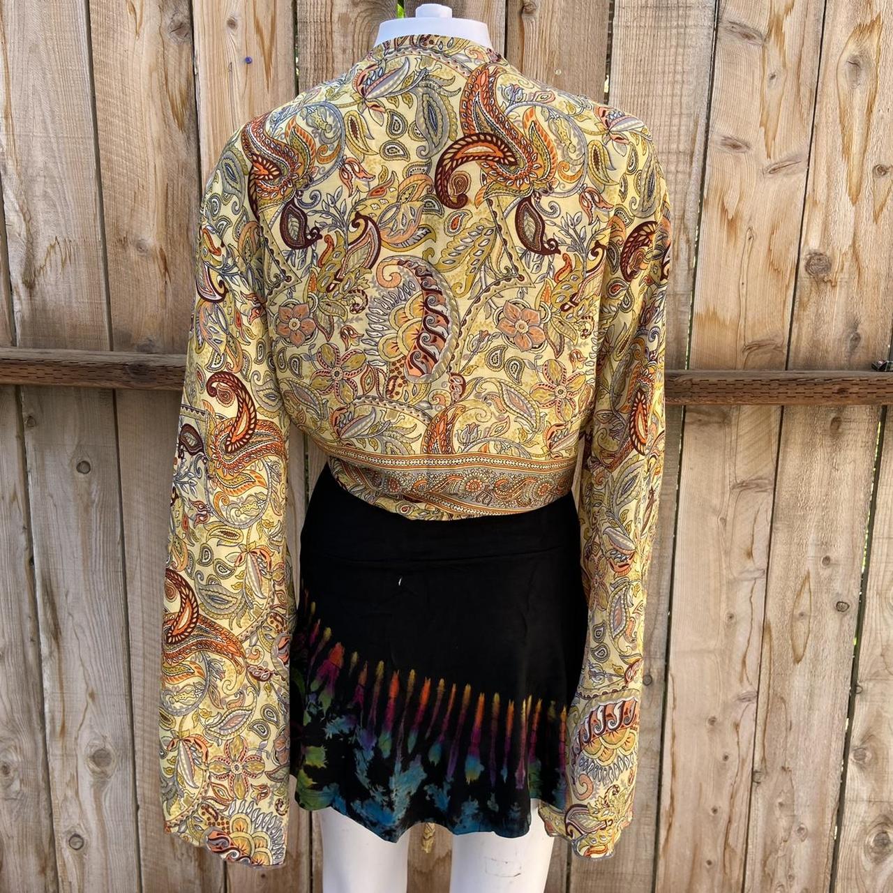 Beautiful 70s inspired top with gorgeous repeating... - Depop