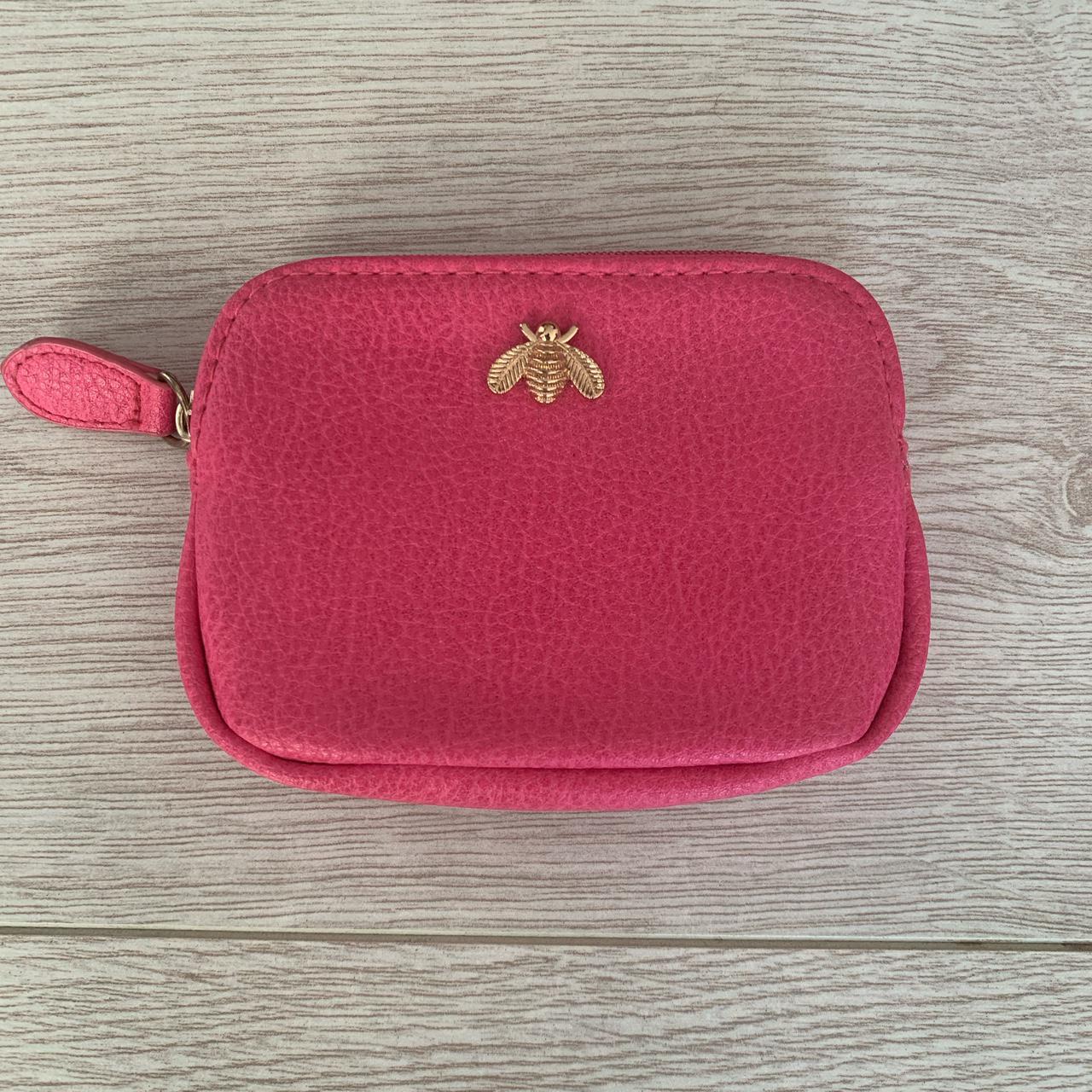 Pink bee accessorise coin purse Has a zipper - Depop
