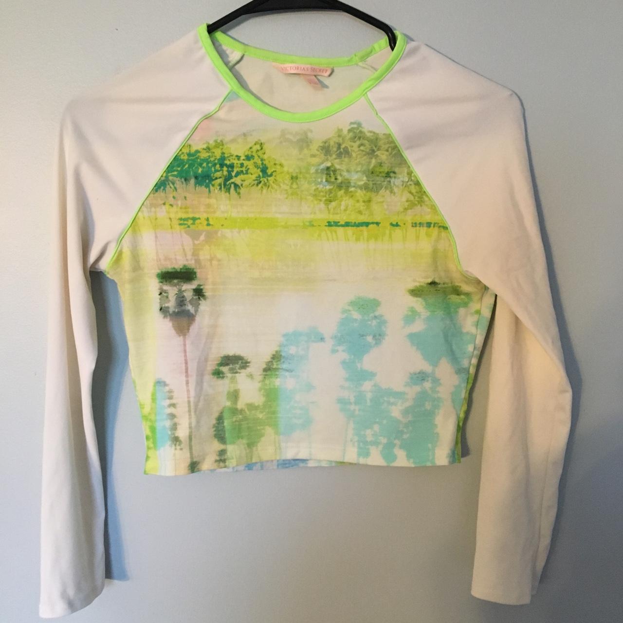 Cropped rash guard - tropical pattern Size Small 9/10 - Depop